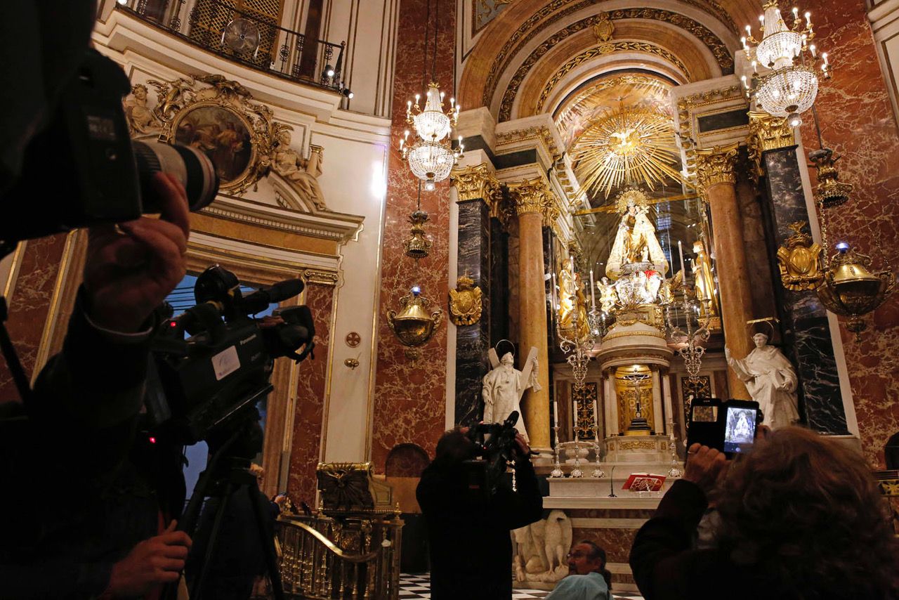 La Basílica estrena la nueva iluminación de la imagen de la Virge...